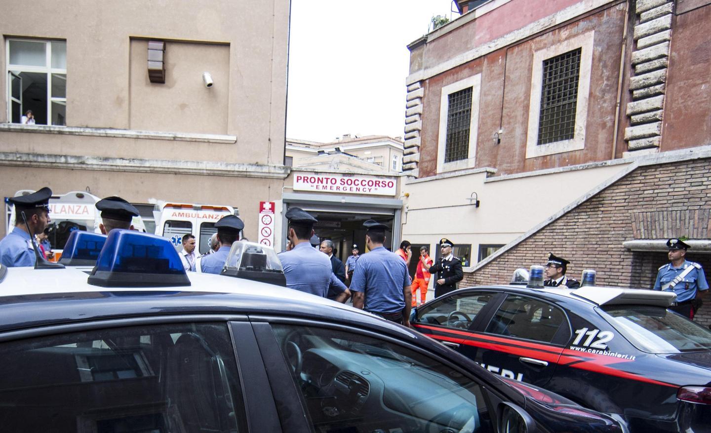 Roma, accoltellati quattro carabinieri: uno è grave. Preso l'aggressore ... Roma, accoltellati quattro carabinieri: uno è grave. Preso l'aggressore ...