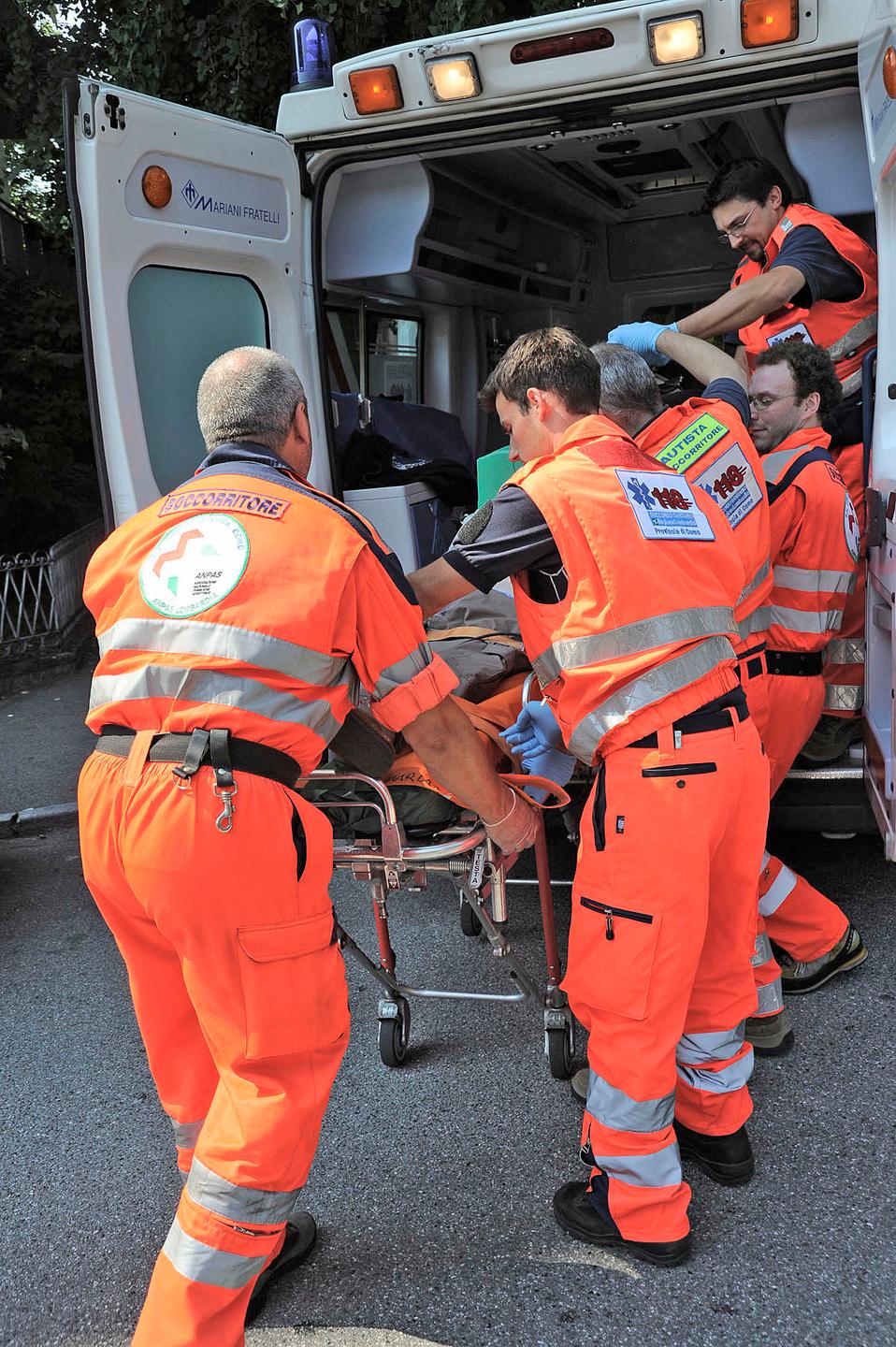 Muore in casa per cause sospette un uomo di 45 anni Muore in casa per cause sospette un uomo di 45 anni